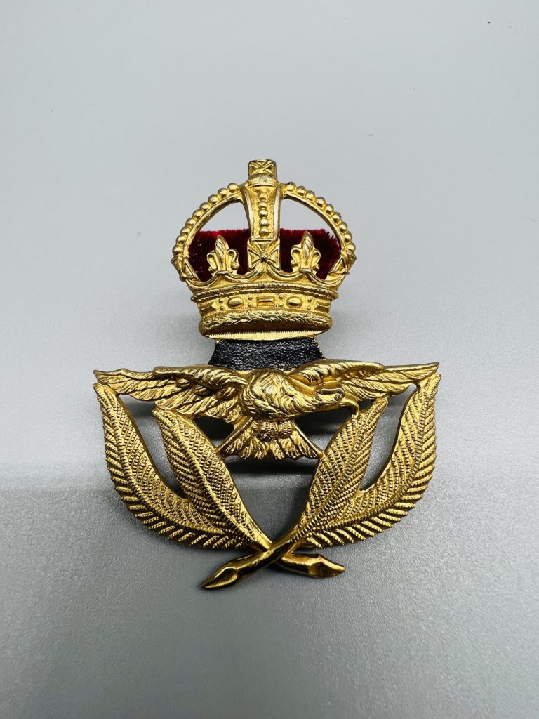 Royal Air Force Warrant Officers Gilt Metal Cap Badge I Militaria