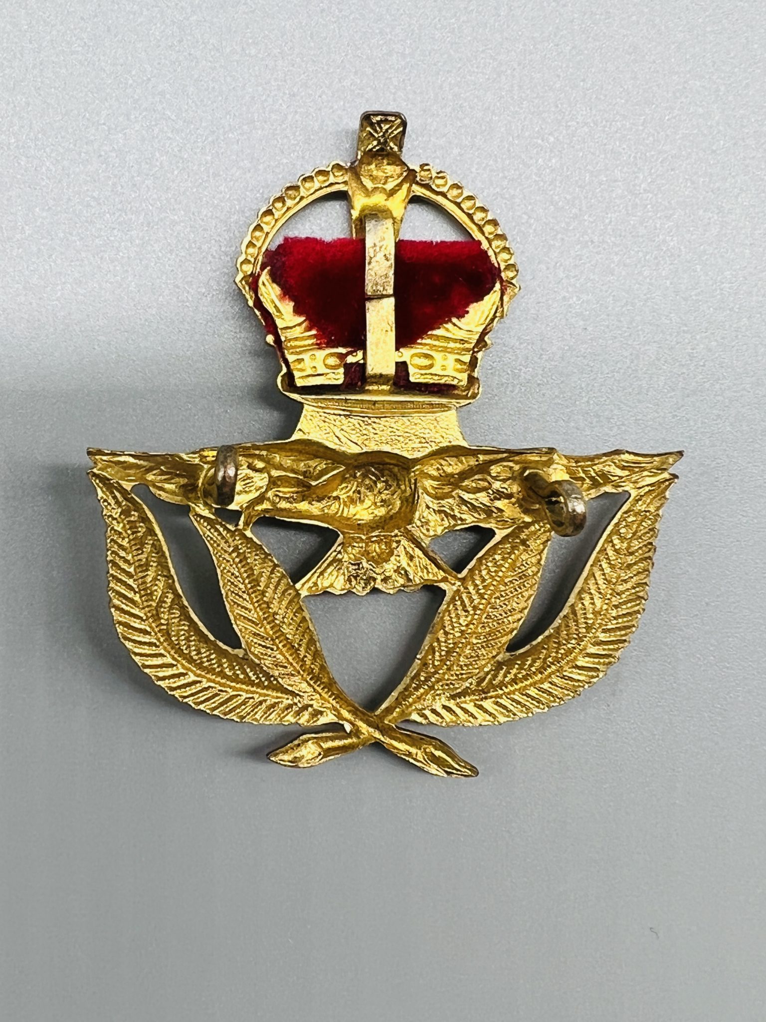 Royal Air Force Warrant Officers Gilt Metal Cap Badge I Militaria